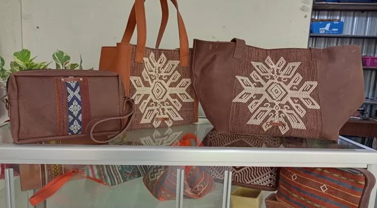 Produk Lokal Tas Kain Tenunan Anak Belu Tembus Pasar Nasional Hingga ...