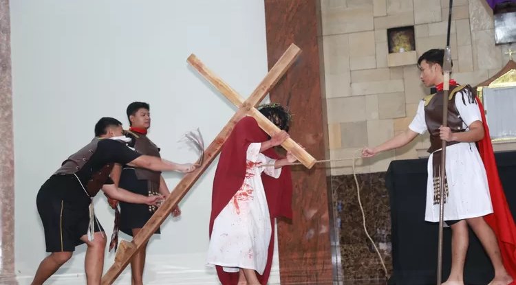 14 Peristiwa Jalan Salib Yesus Divisualkan Umat Katolik Madiun, Romo Aan: Ini Bukan Sekadar ...